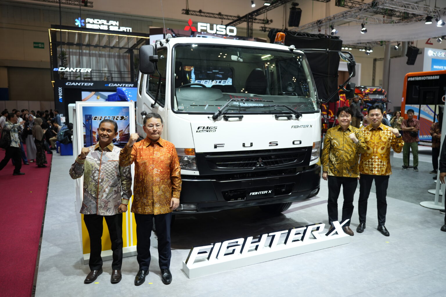 Momen 55 Tahun Mitsubishi Fuso: Hadirkan Truk Mobile Charging eCanter ...